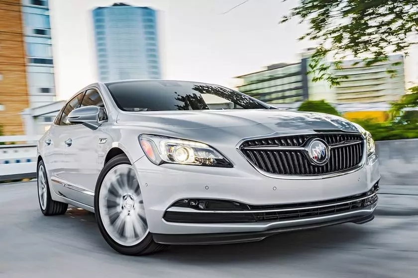 የሚጠፋ የቤተሰብ Sedans: 2018 Buick LaCrosse 9967_13