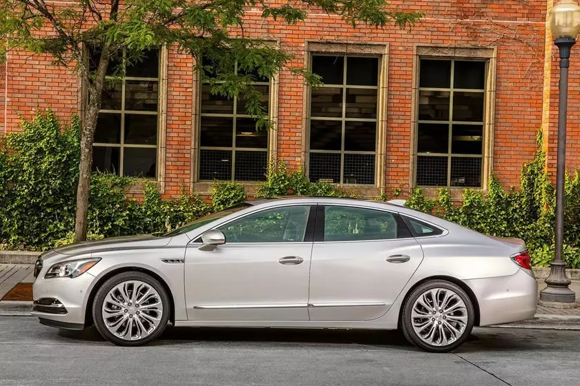 የሚጠፋ የቤተሰብ Sedans: 2018 Buick LaCrosse 9967_2