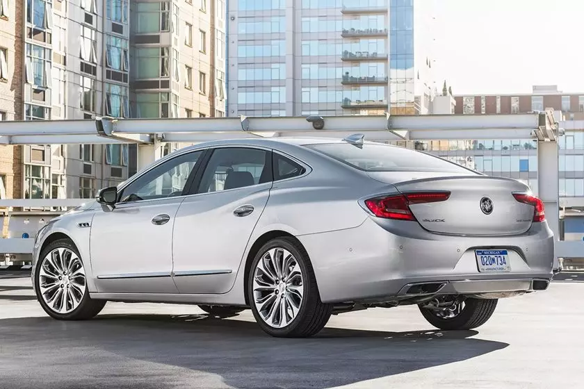 የሚጠፋ የቤተሰብ Sedans: 2018 Buick LaCrosse 9967_3