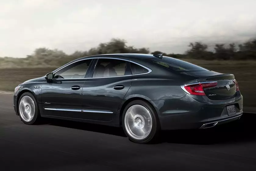 Sedanes familiares que desaparecen: 2018 Buick LaCrosse 9967_5