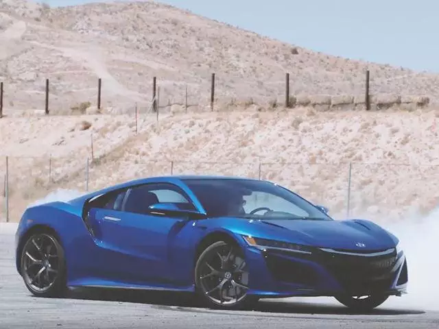 Assista a um piloto de corrida profissional de alguma forma rasgar donuts em um AWD Acura NSX 99932_1